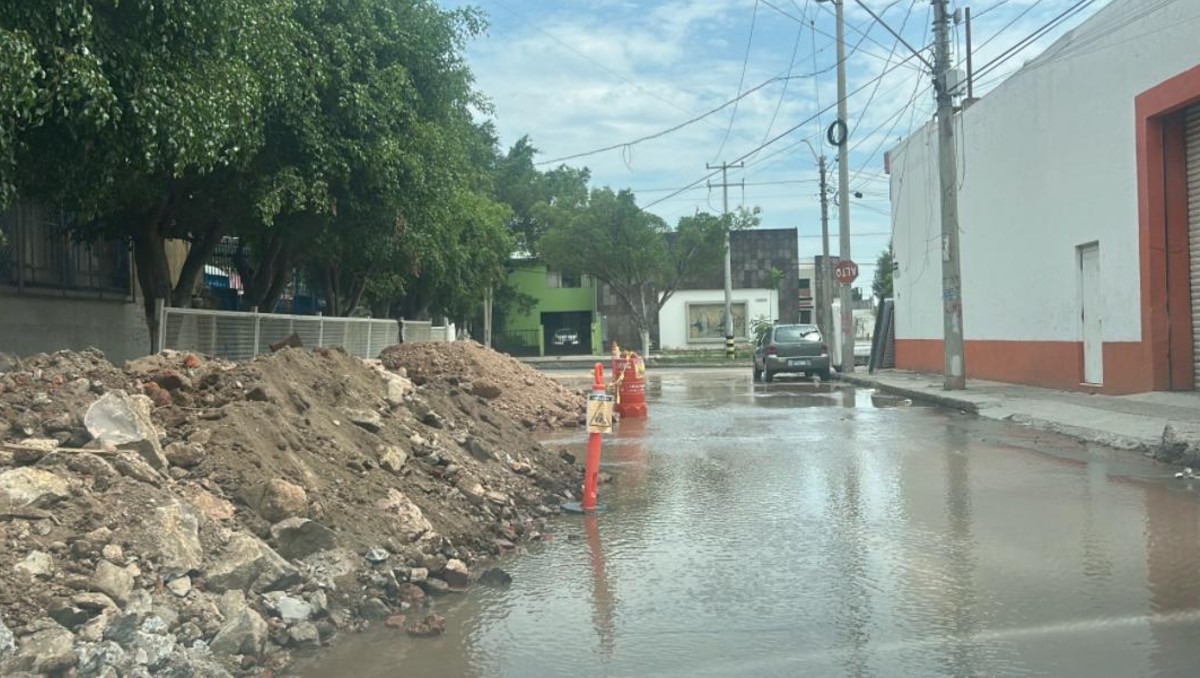 Denuncian fuga de agua en primaria de la colonia Obrera; líquido llega ...