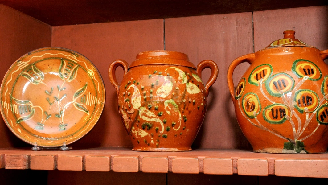 How to identify and value vintage pottery