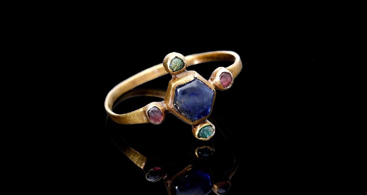 Stunning medieval ring discovered by a metal detectorist in England ...