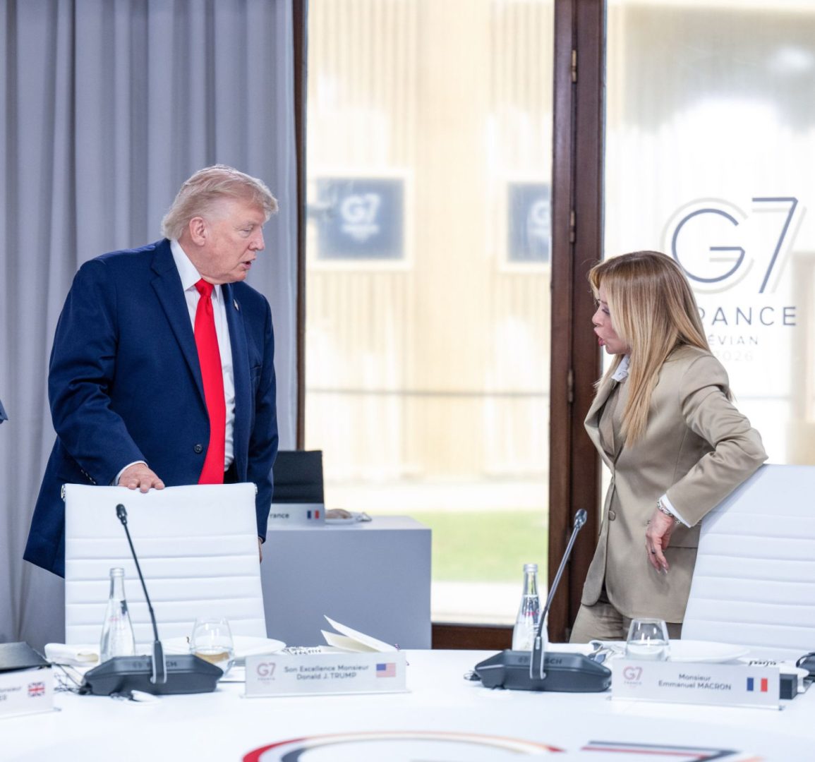 Scontro Trump-Meloni: "Mi ha implorato di fare una foto", "Allibita ...