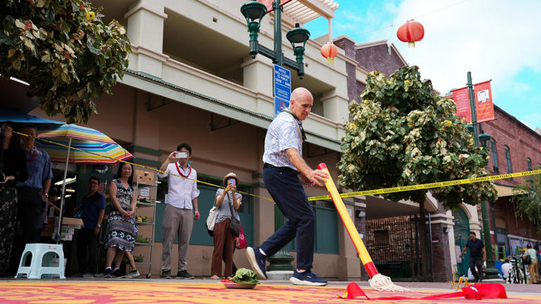 Blessing ceremony held for dragon decal in Chinatown