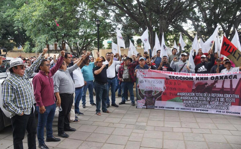 Sección 22 del SNTE comienza a levantar plantón en centro de Oaxaca ...