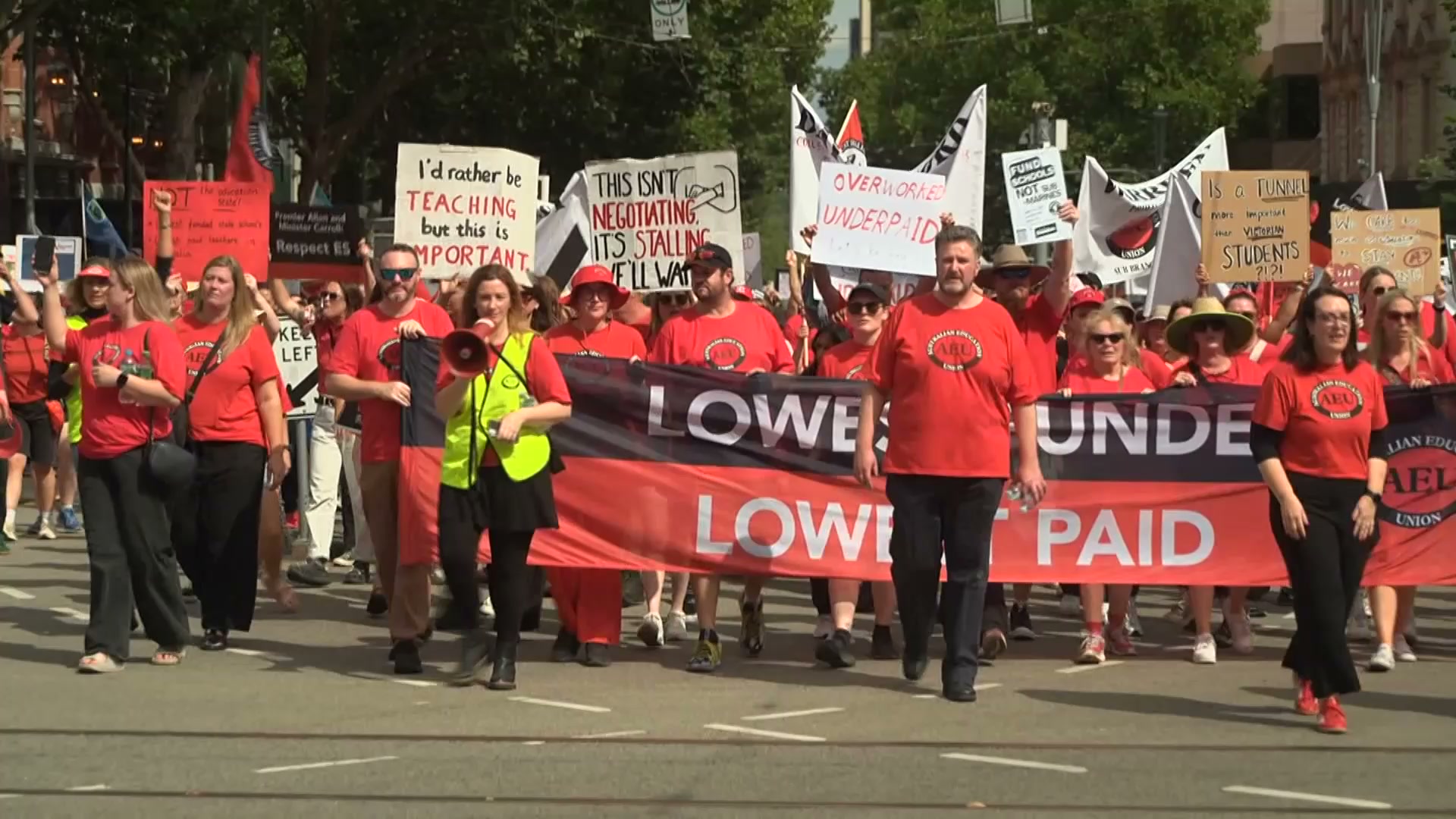 Victorian teachers reject pay offer against union advice, won't rule ...