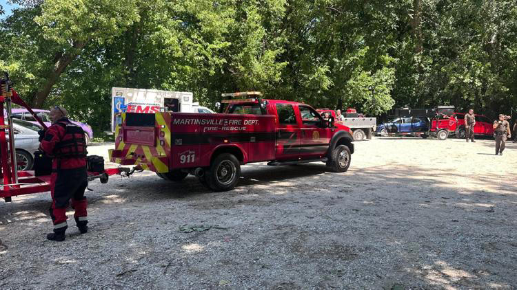 Firefighters rescue 4 kayakers, 3 dogs from White River near Martinsville