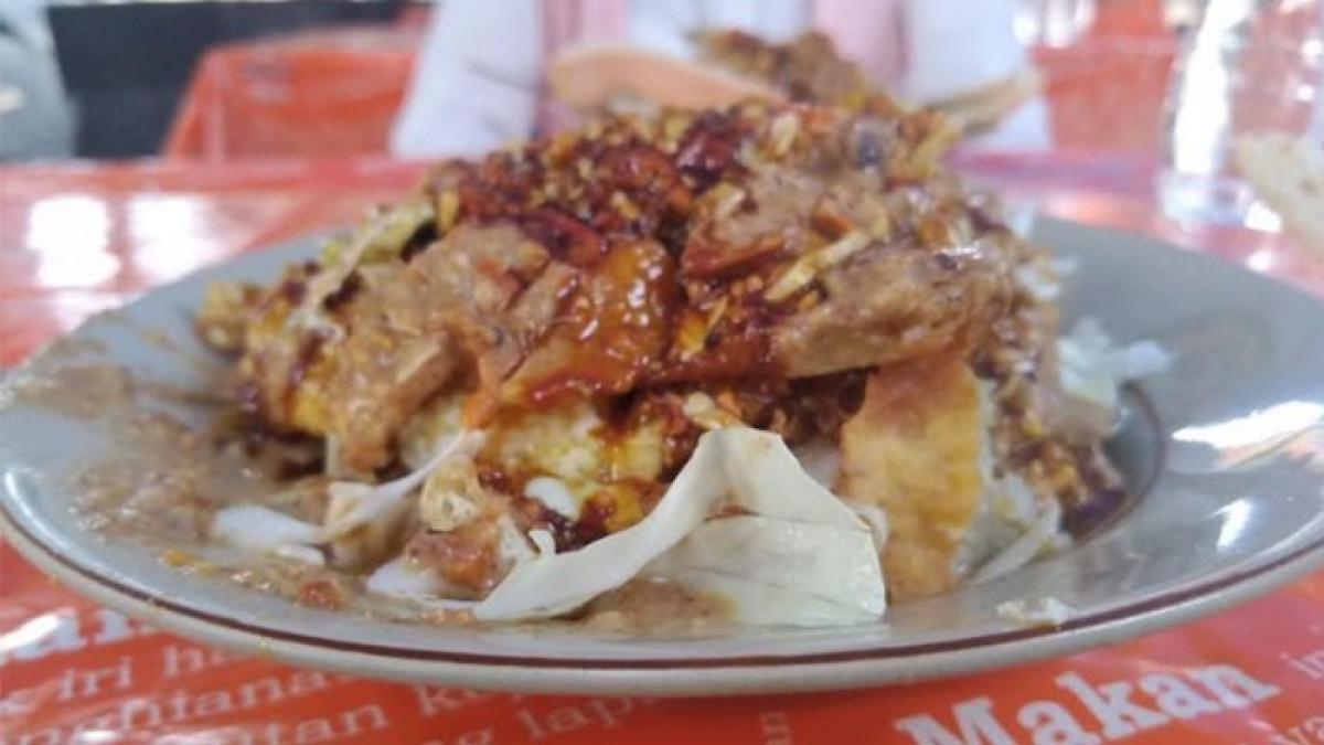 Kuliner khas Semarang, Jawa Tengah: 3 tahu gimbal yang bikin makan ...