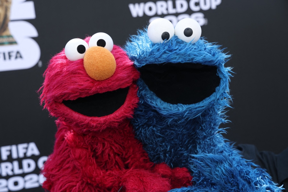 Elmo heard Knicks fans loud and clear — he's backing Team USA this time ...