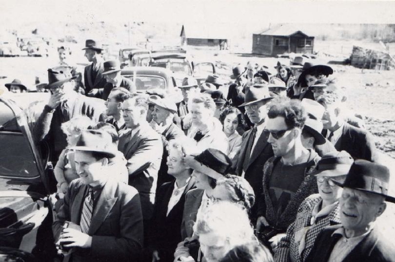 Photo from 1941 'proves' time travel is real as one man wearing ...