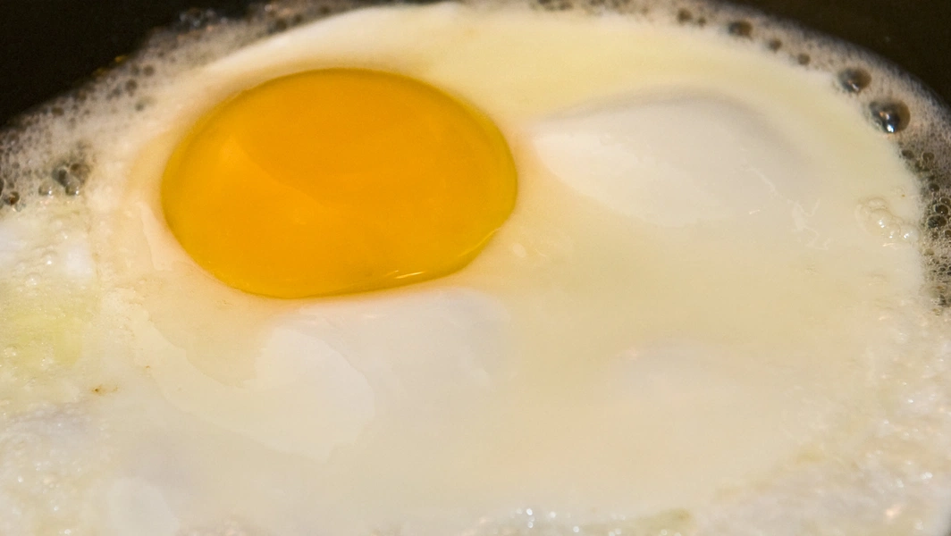Techniques for cooking the perfect fried egg
