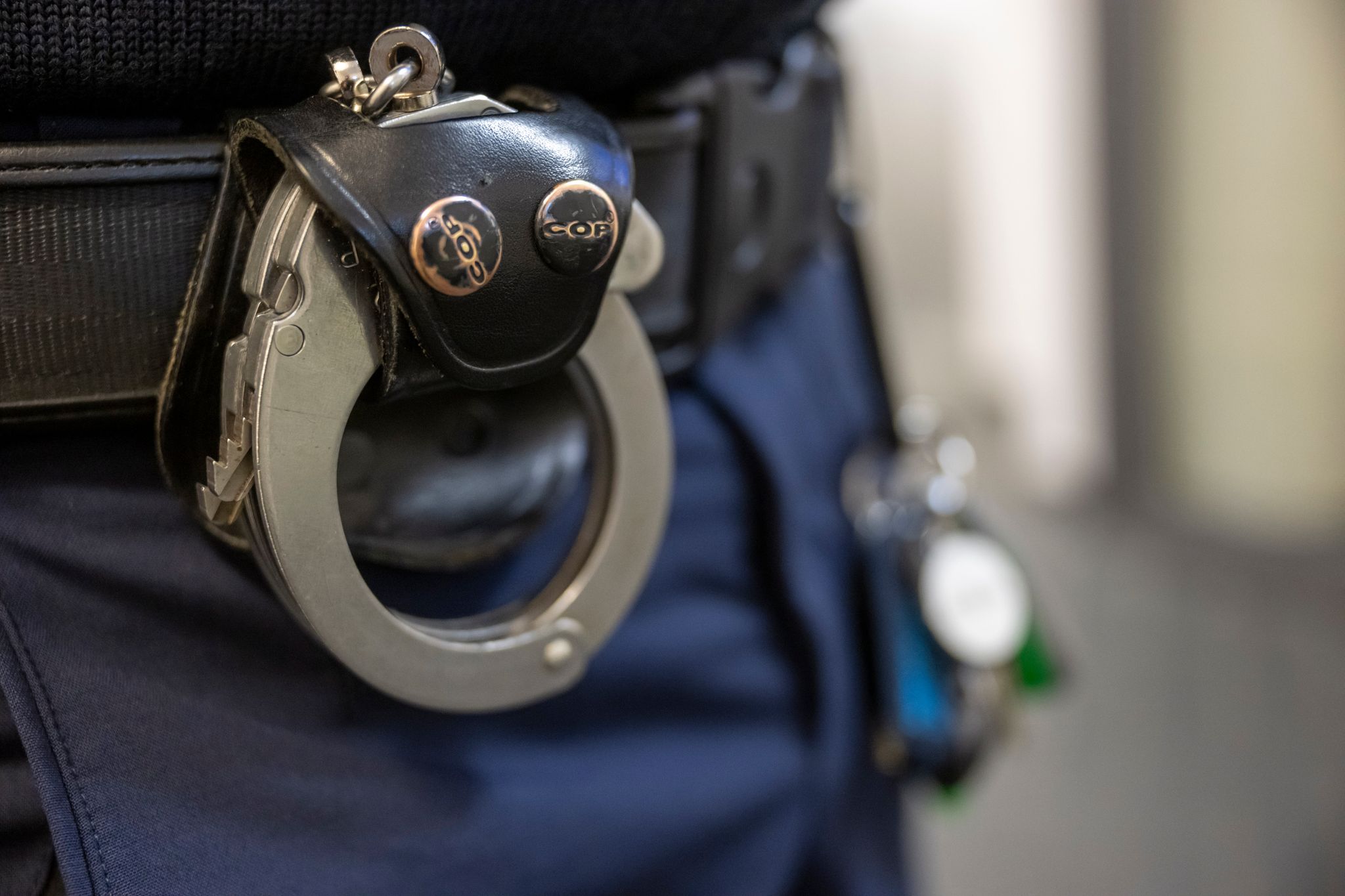 Betrunkener Mann tritt einem Polizisten gegen den Kopf