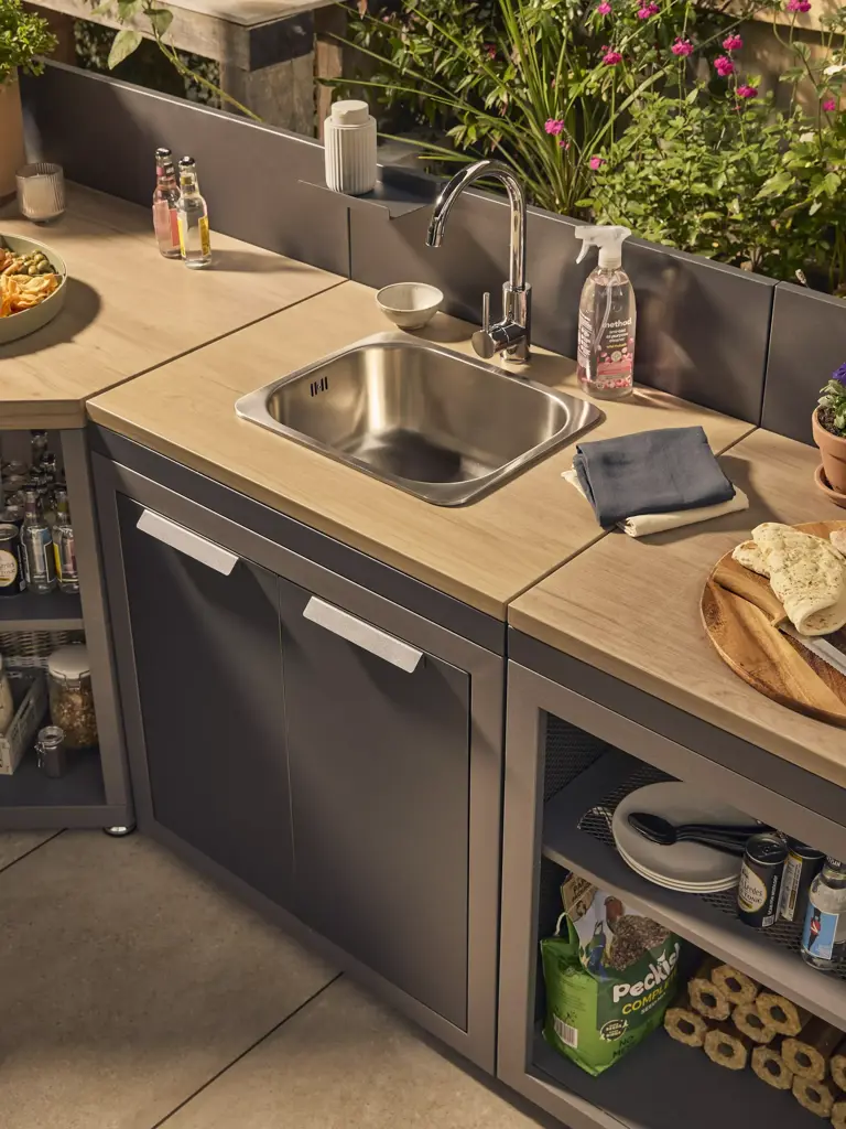 No one would believe this outdoor kitchen is off-the-shelf