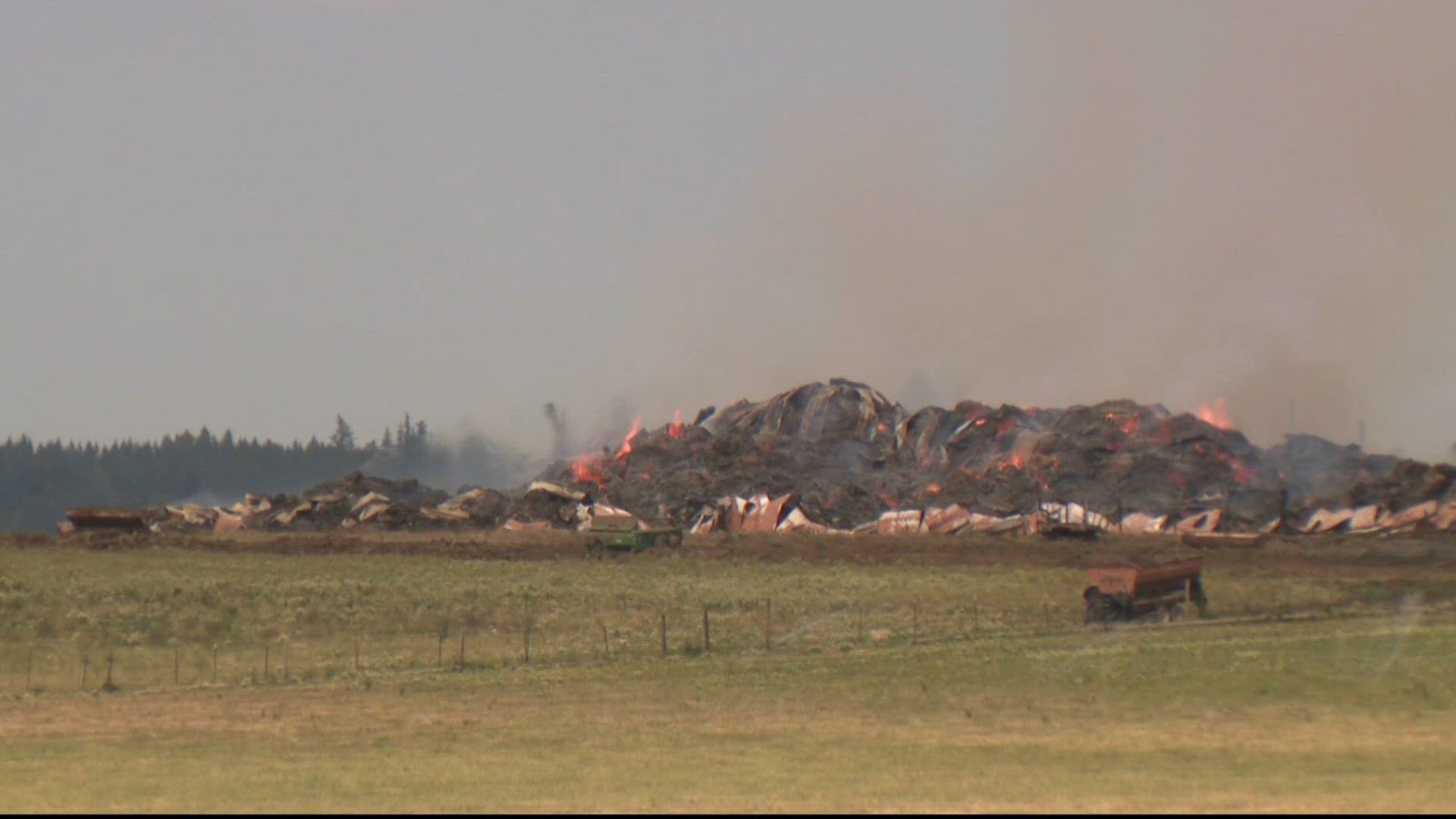 Massive barn fire continues to burn in Molalla