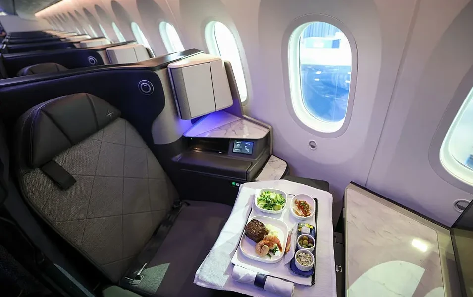 Experts warn travelers on in-flight dehydration and food safety risks