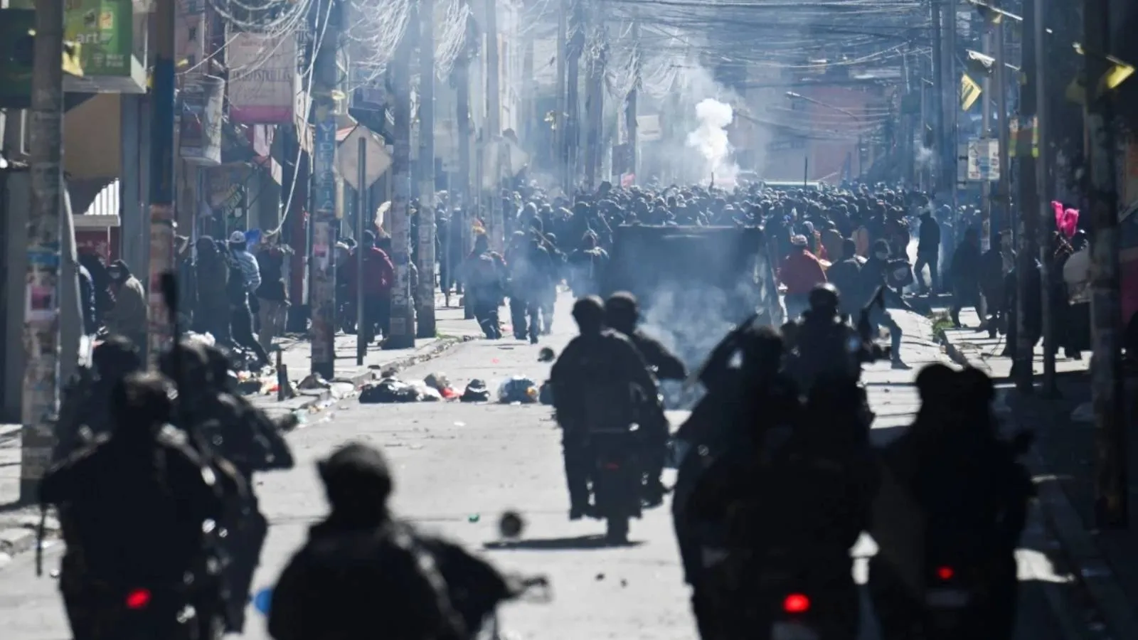 Orduya protestoları bastırmak için geniş yetkiler verildi; haftalardır ...