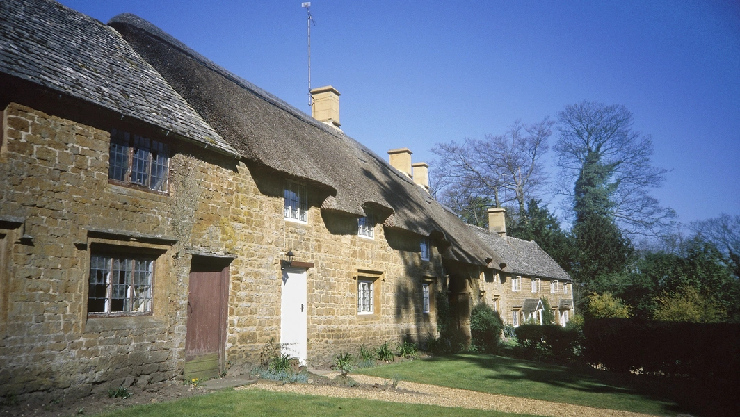 17 inspiring English cottage designs and decor ideas