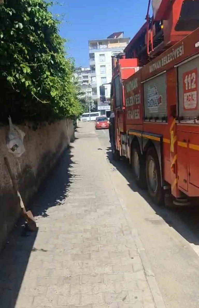 Batman’da ev yangınında 2 kişi dumandan etkilendi
