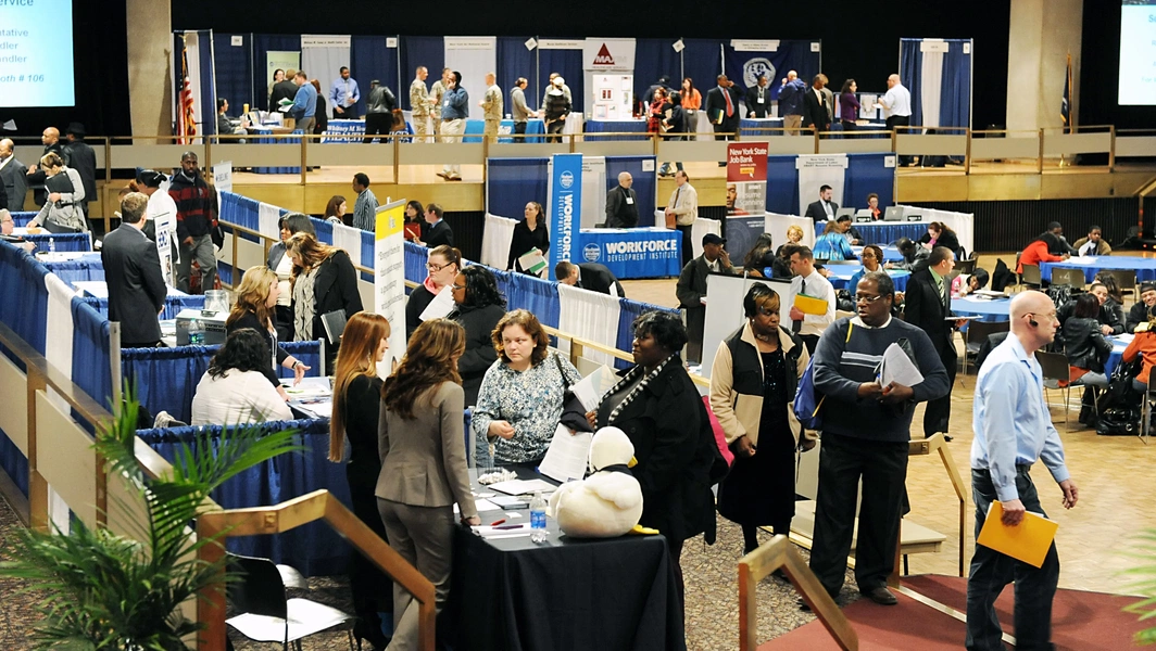 14 college majors with challenging career outlooks