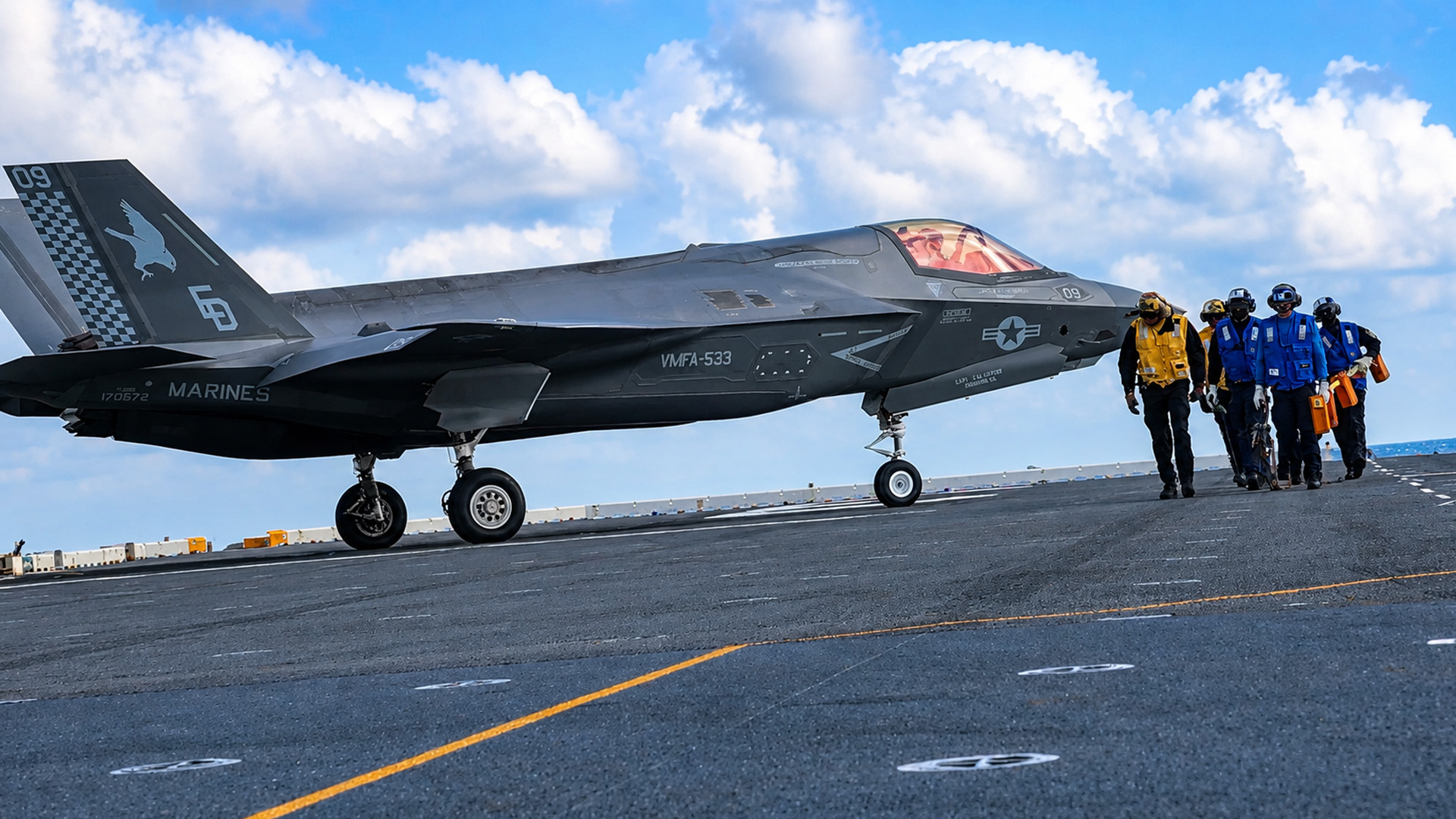 Navio de assalto da Marinha dos EUA realiza operações de voo com o F-35B