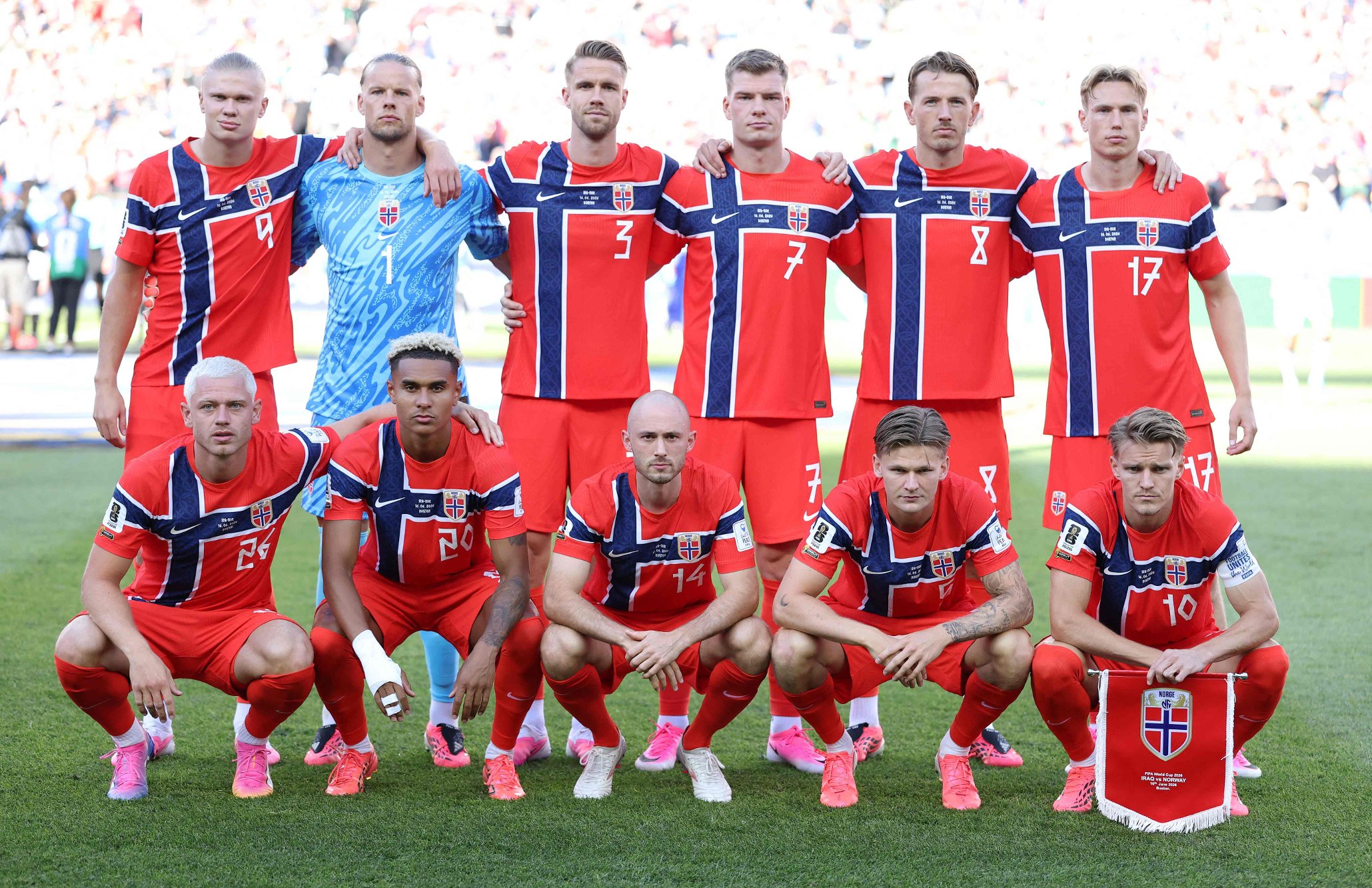 Derfor har «alle» i VM rosa fotballsko
