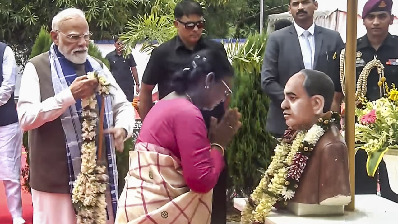 PM Modi visits President Murmu’s village Pahadpur, offers prayers at ...