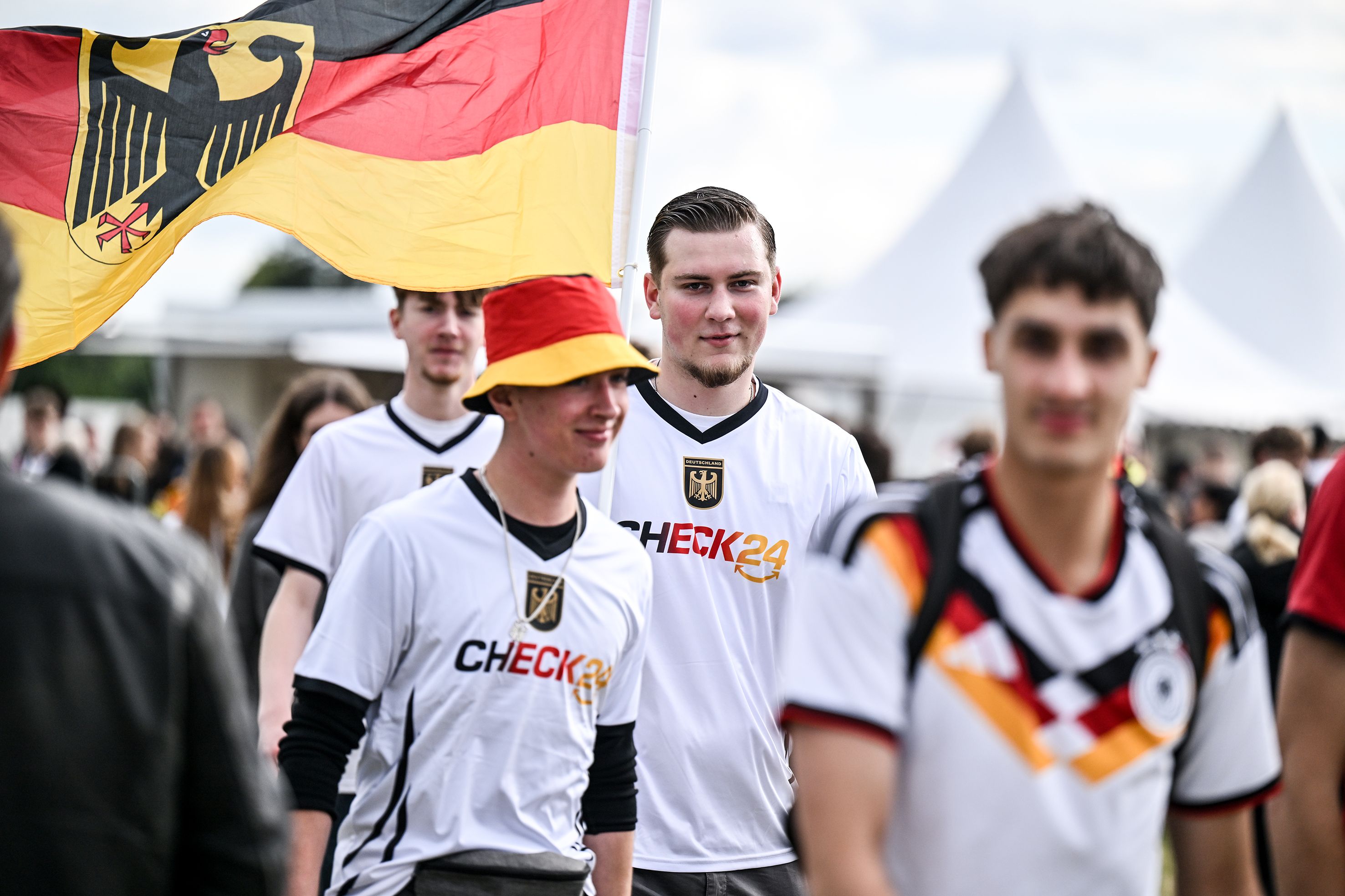 Warum Maggi, Oetker und Tedi auf Fan-Trikots setzen