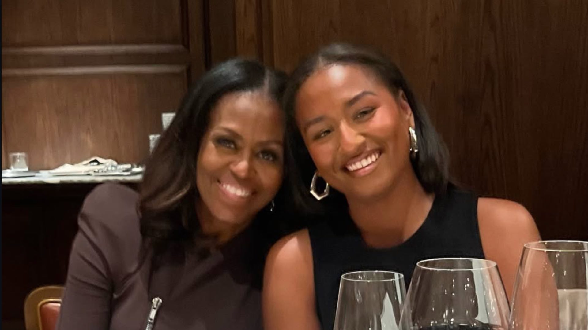 Sasha Obama, de 25 años, opta por la elegancia atemporal durante una ...