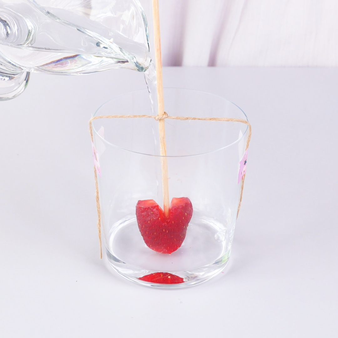 Beat the heat with this refreshing strawberry drink! 🌞🍓