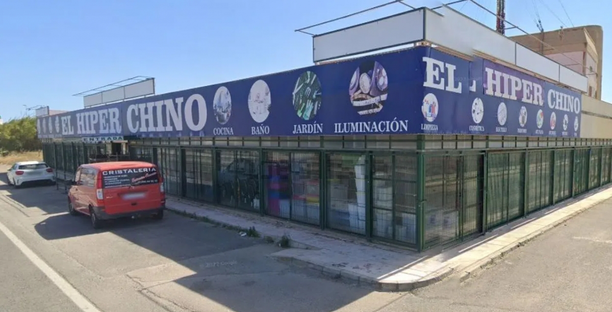 La entrada a La Manga busca reinventarse: el Bazar Chino de Los Triolas ...