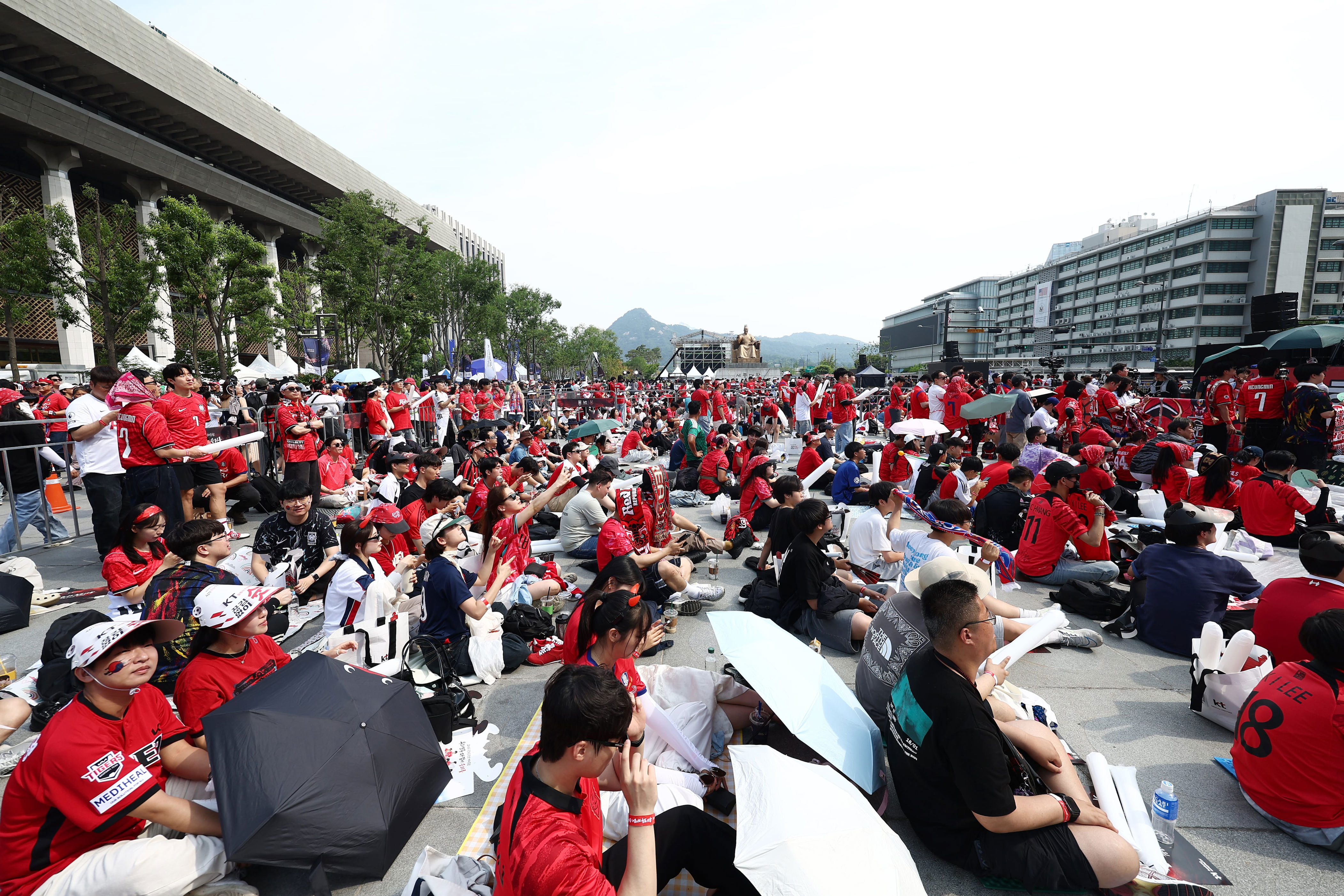 Beer sales surge 173-fold at Gwanghwamun stores during World Cup cheering