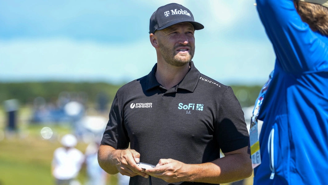 Clark leads US Open amid bid to repair image