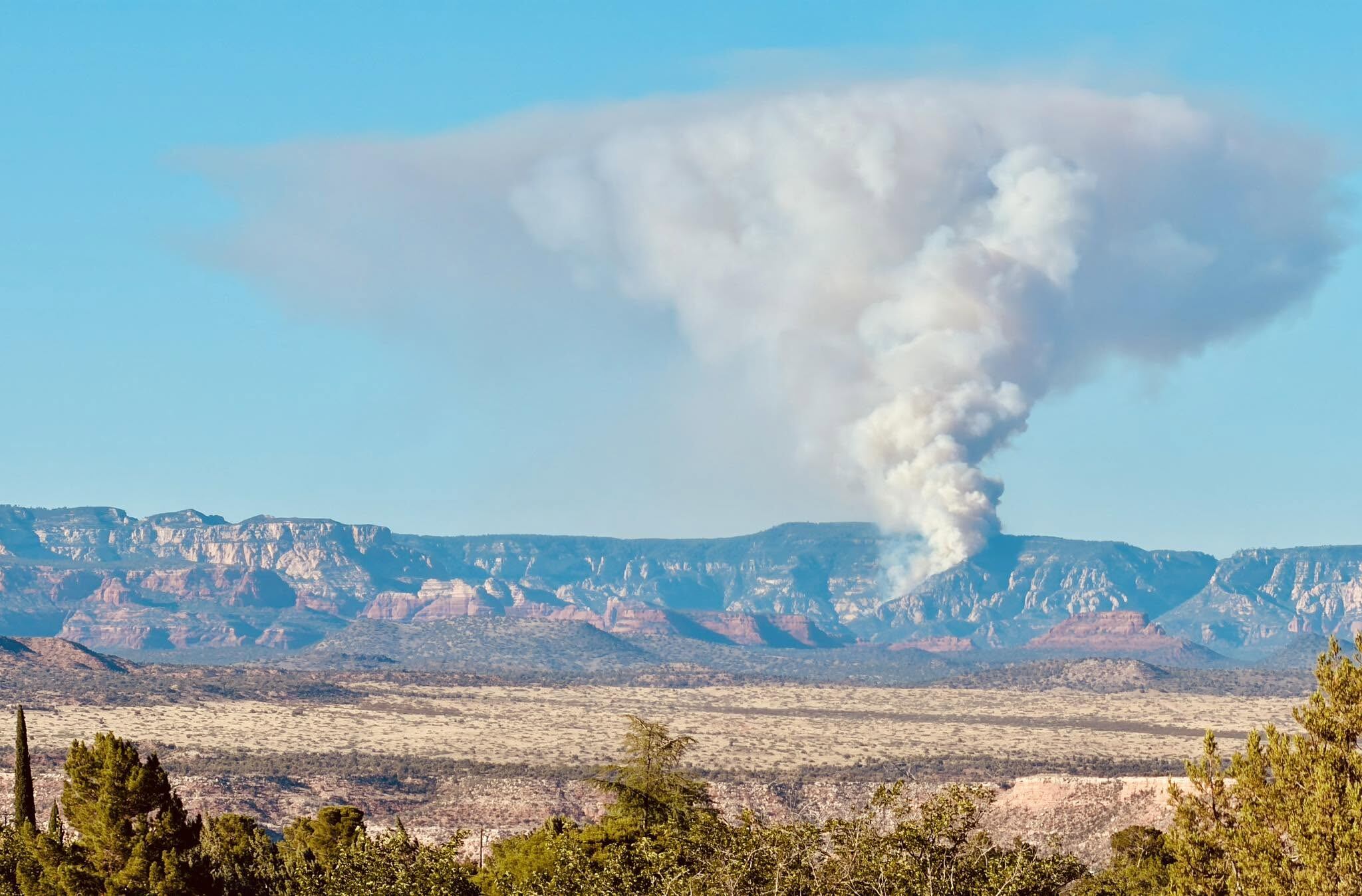Pocket Fire burns almost 300 acres north of Sedona, sparks evacuations