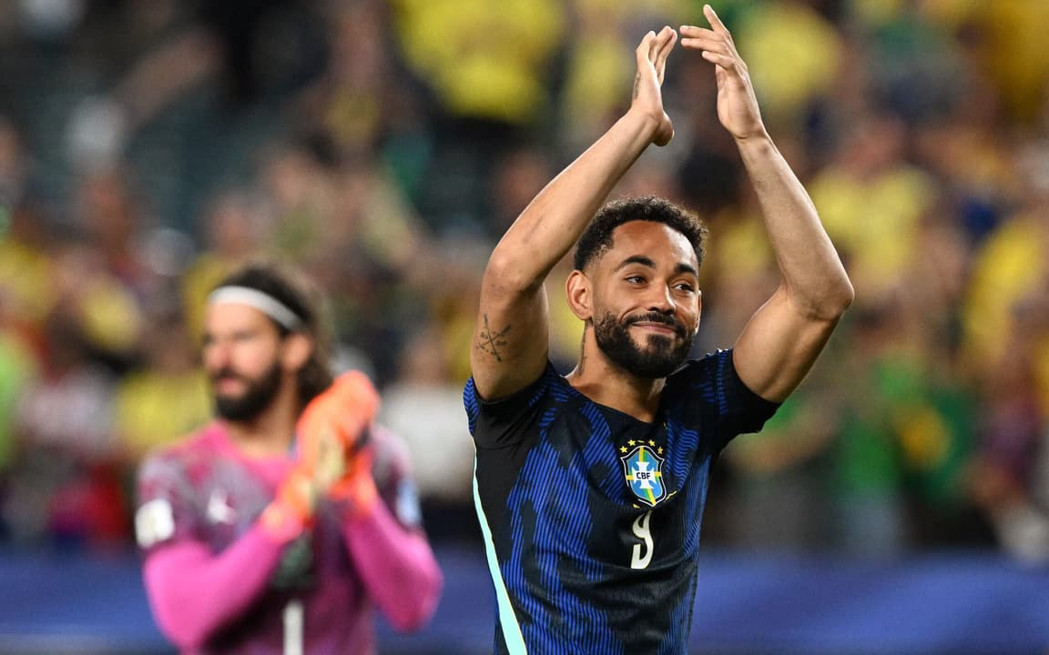 Emocionado, Matheus Cunha celebra gols, relembra raízes e agradece Romário