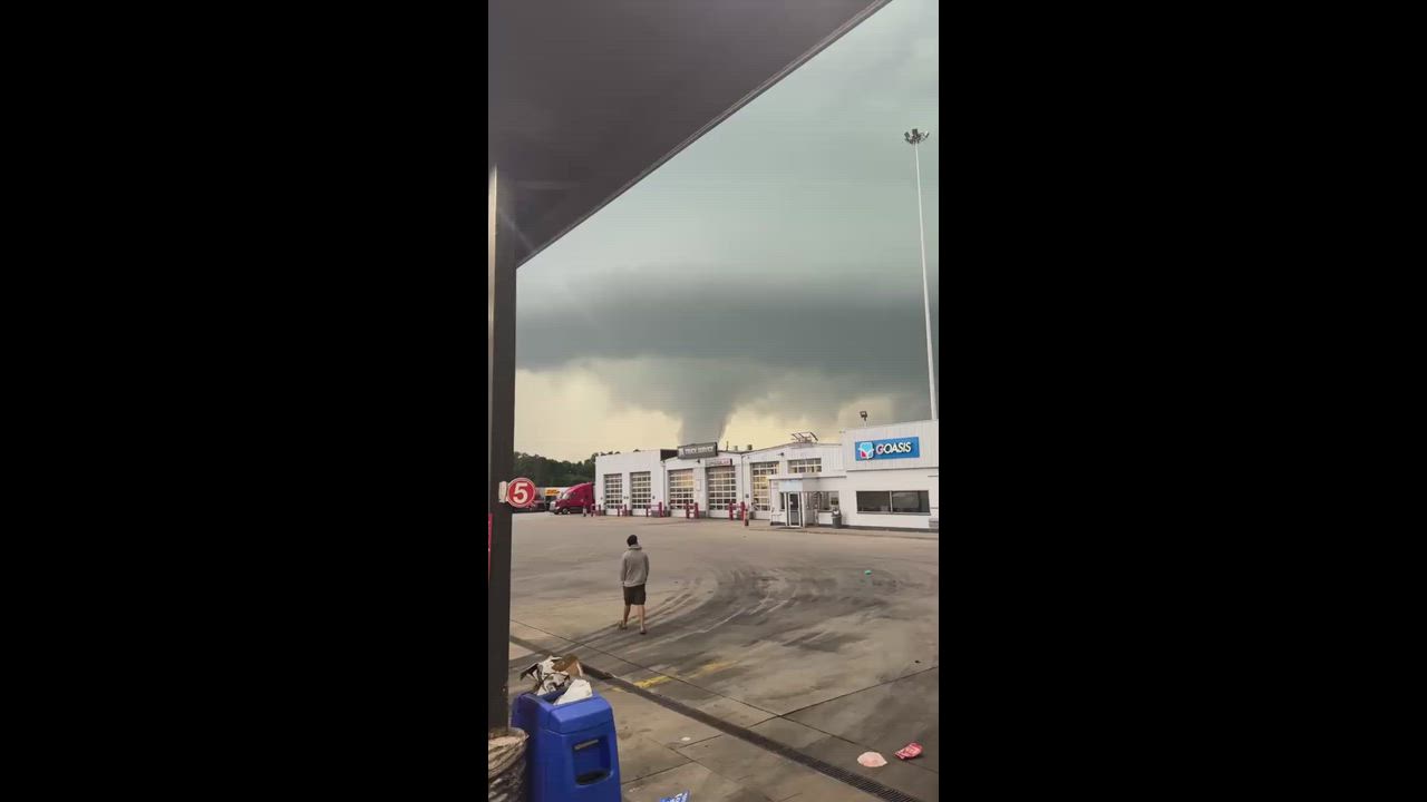VS: Enorme tornado gespot bij truckstop in Illinois terwijl uitbraak ...