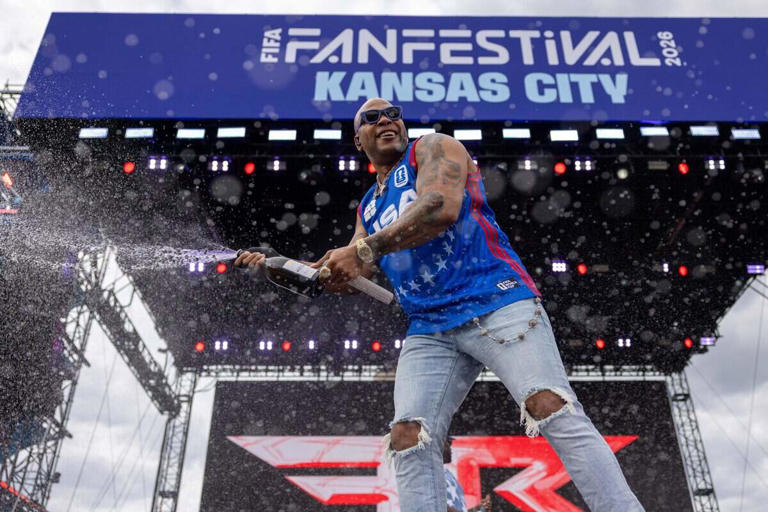 Photos: Flo Rida brought the 'apple bottom jeans, boots with the fur ...