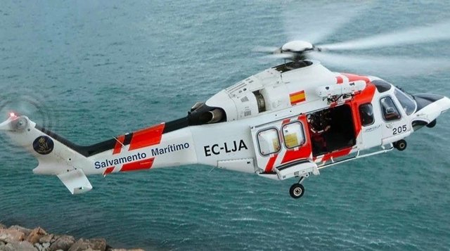 Evacuado en helicóptero un tripulante enfermo de un buque a 20 millas ...