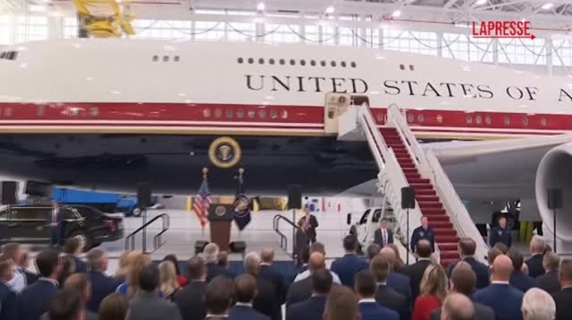 Trump presenta il nuovo Air Force One, il Boeing 747 donato dal Qatar ...