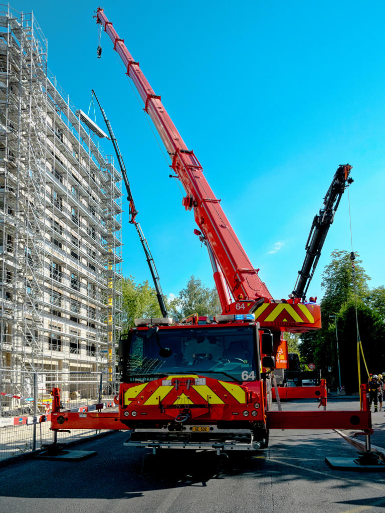Une grue de chantier se plie sous sa charge et menace de tomber