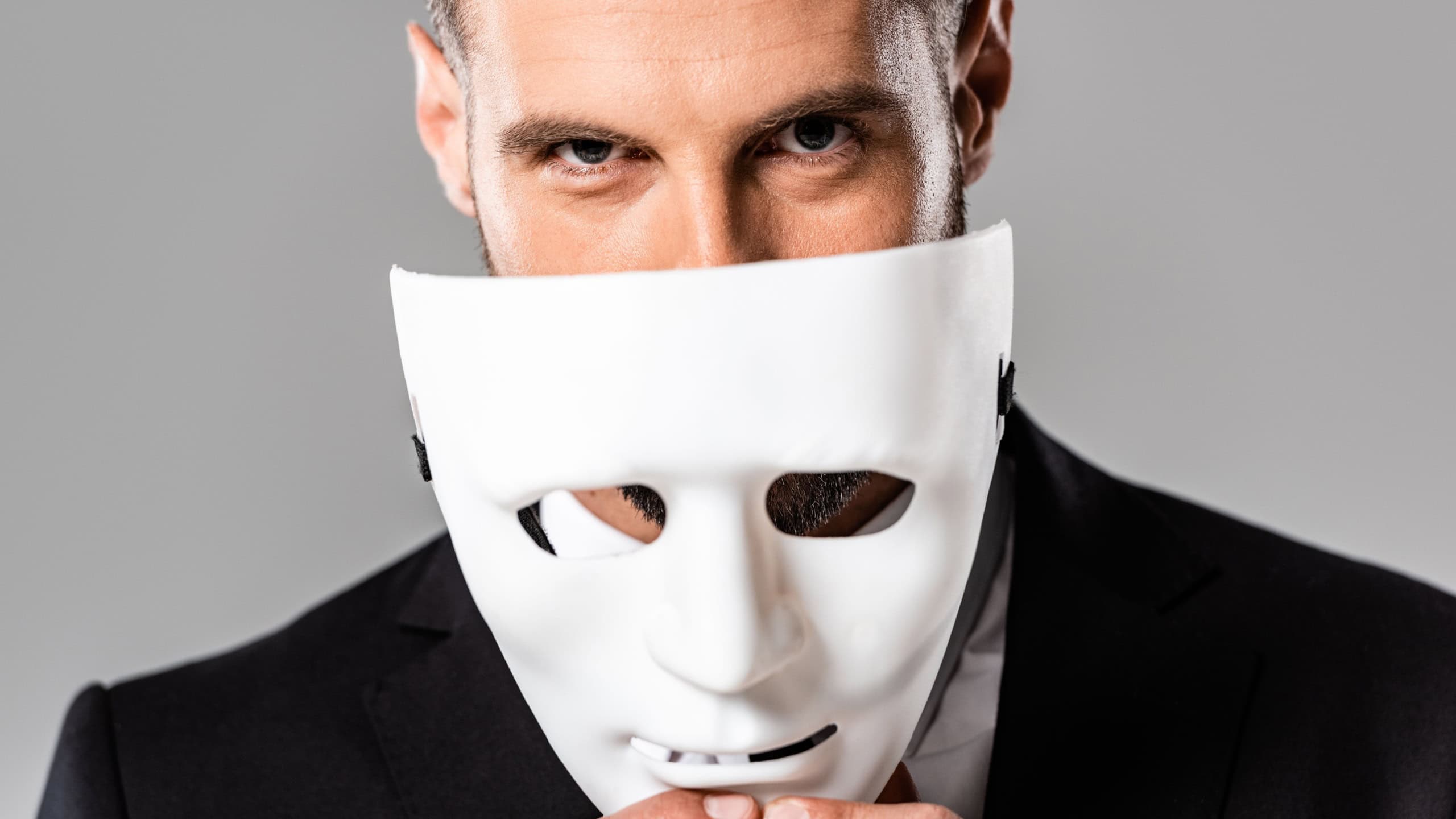 Liars almost always say these 10 phrases when they talk to you