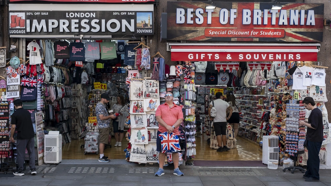 12 signs and examples of tourist traps