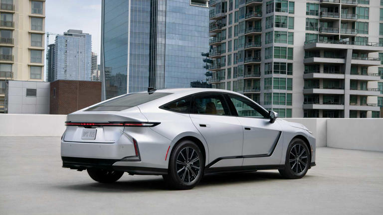 How the Lexus ES and Genesis G90 exploit one weakness every luxury SUV ...