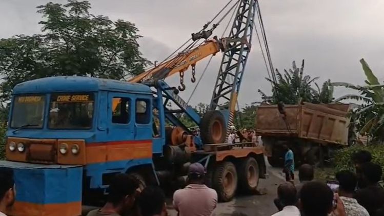 Traffic chaos on Assam's Rupahihat road as accident-hit vehicle removed ...