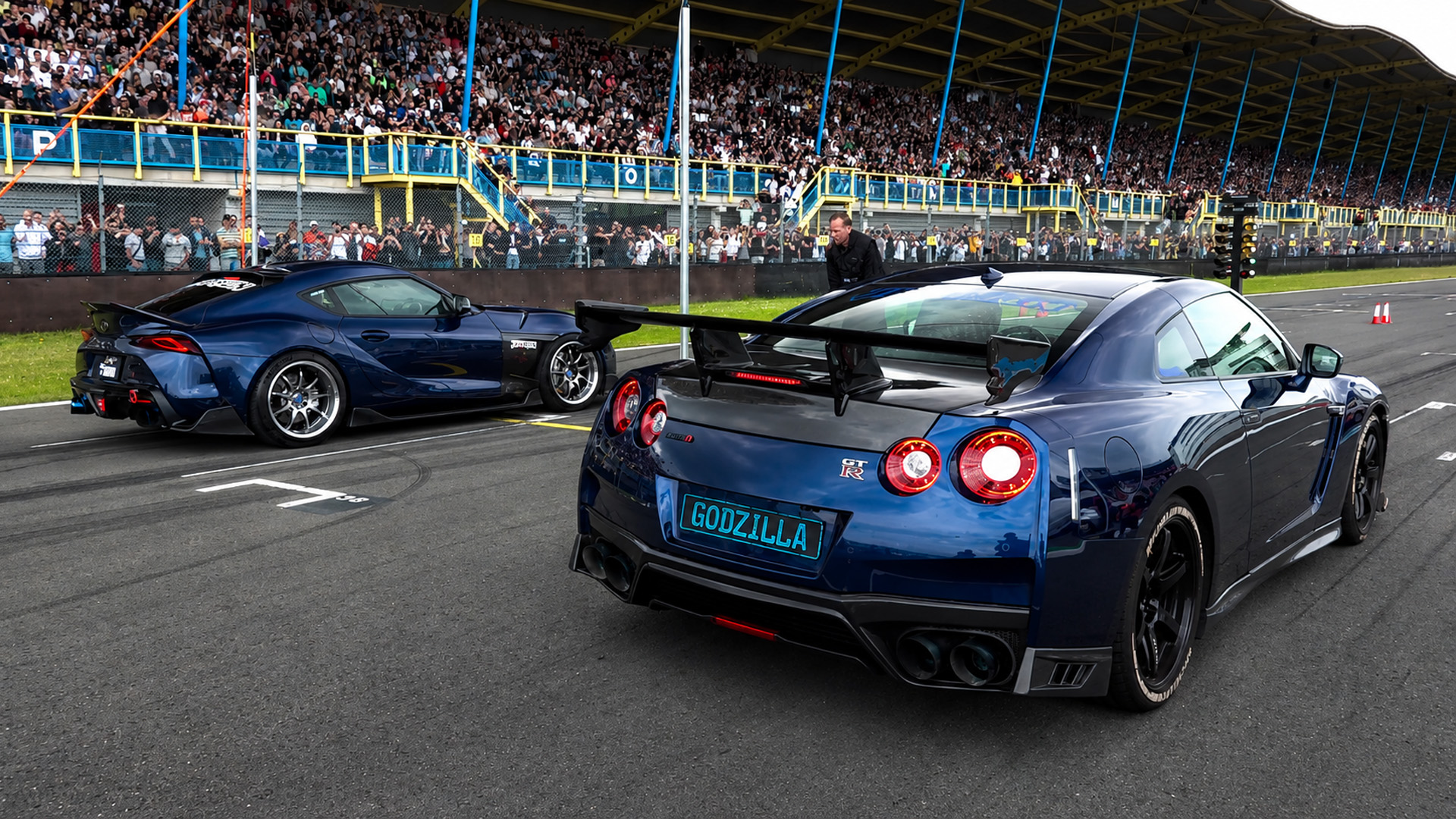 Two Japanese icons drag battle in front of the crowd