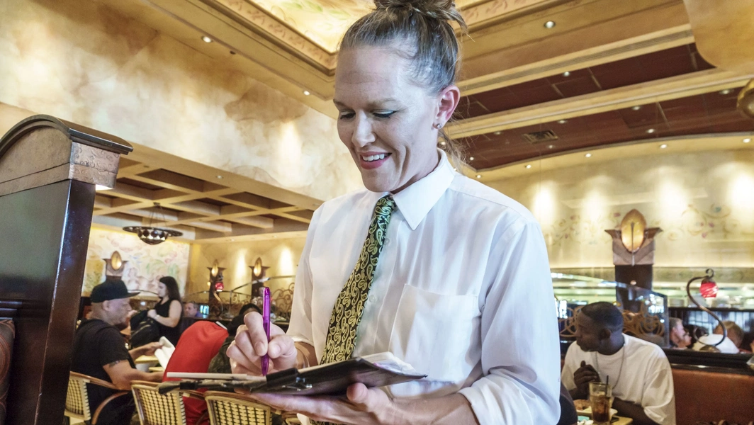 Restaurant workers share etiquette rules and warning signs for bad behavior