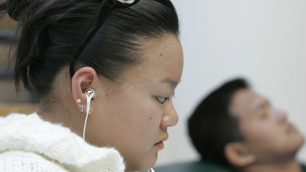 Preventing ear pain and hearing damage from headphones