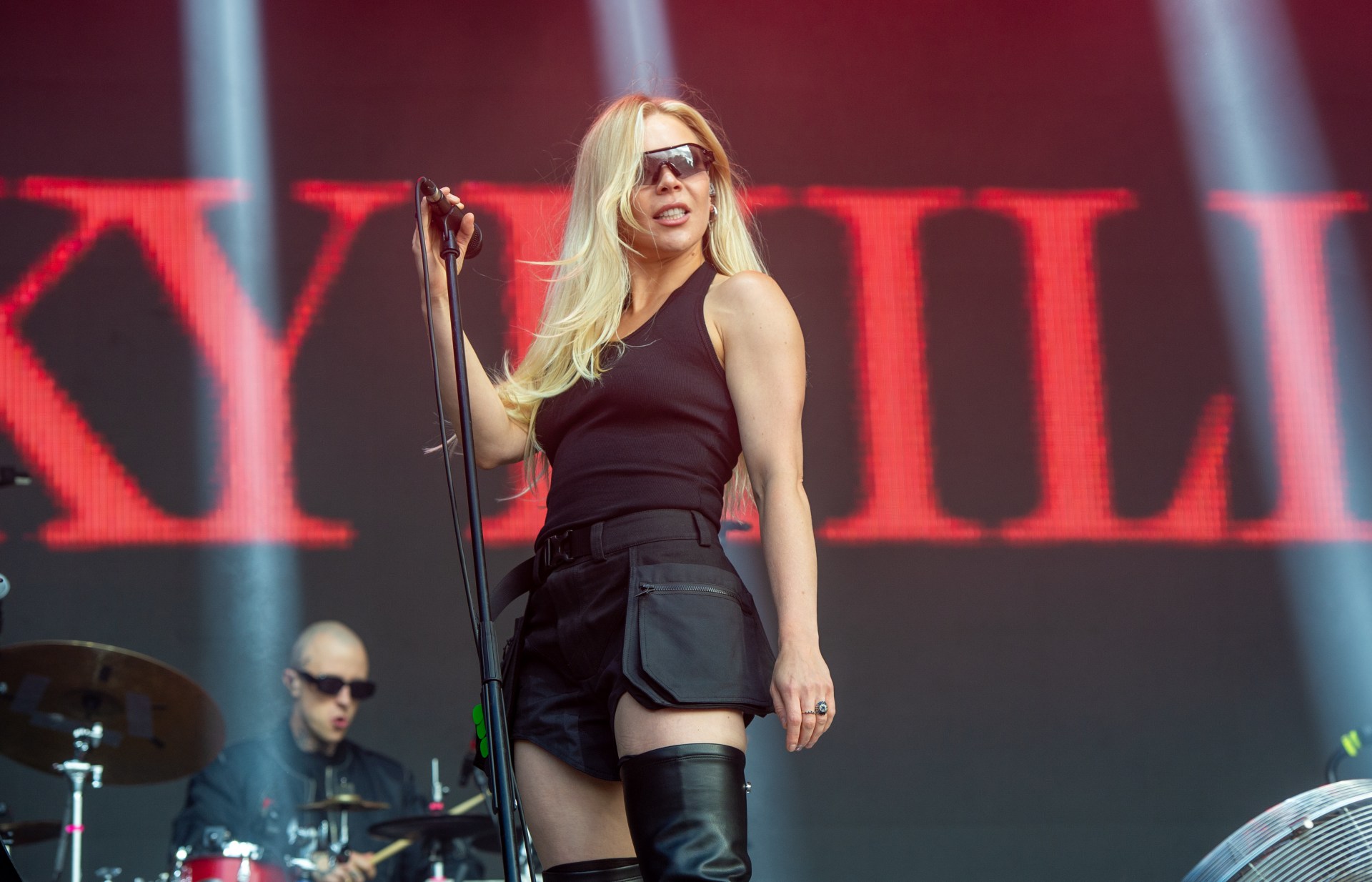 Becky Hill booed and crowd leaves after 'worst idea ever at a festival'