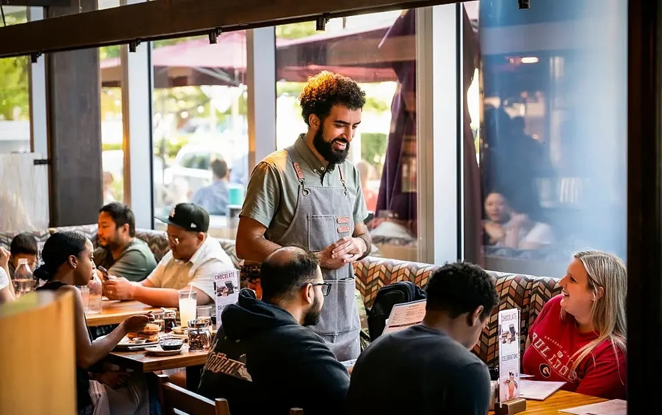 Restaurant workers share etiquette rules and warning signs for bad behavior