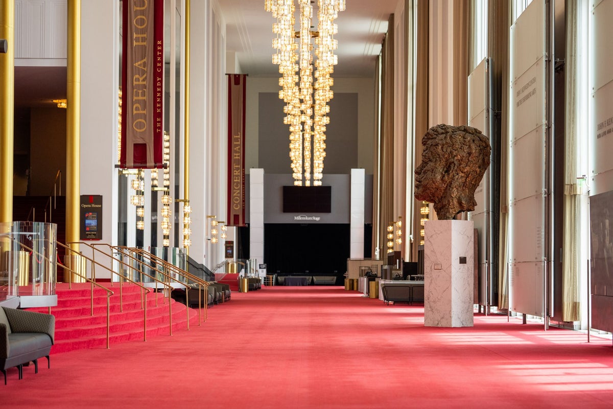 Kennedy Center says it will delay its closing for renovations