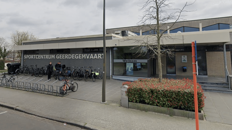 90 zwemmers geëvacueerd in zwembad in Mechelen door problemen met ...