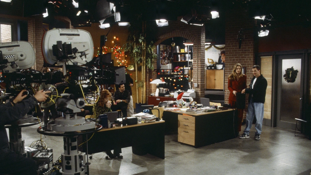 11 behind-the-scenes stories from early 2000s sitcoms