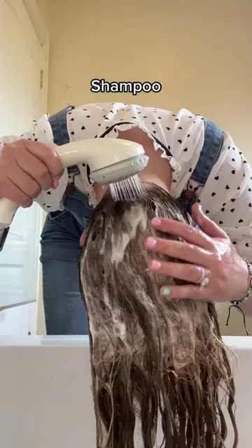 Satisfying hair wash with silky seaweed strands