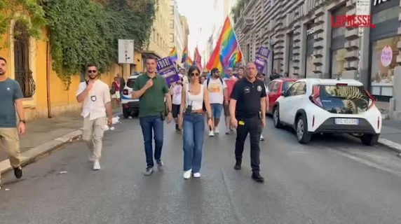 Roma Pride 2026, spezzone Keshet al corteo. Manifestanti rispondono ...